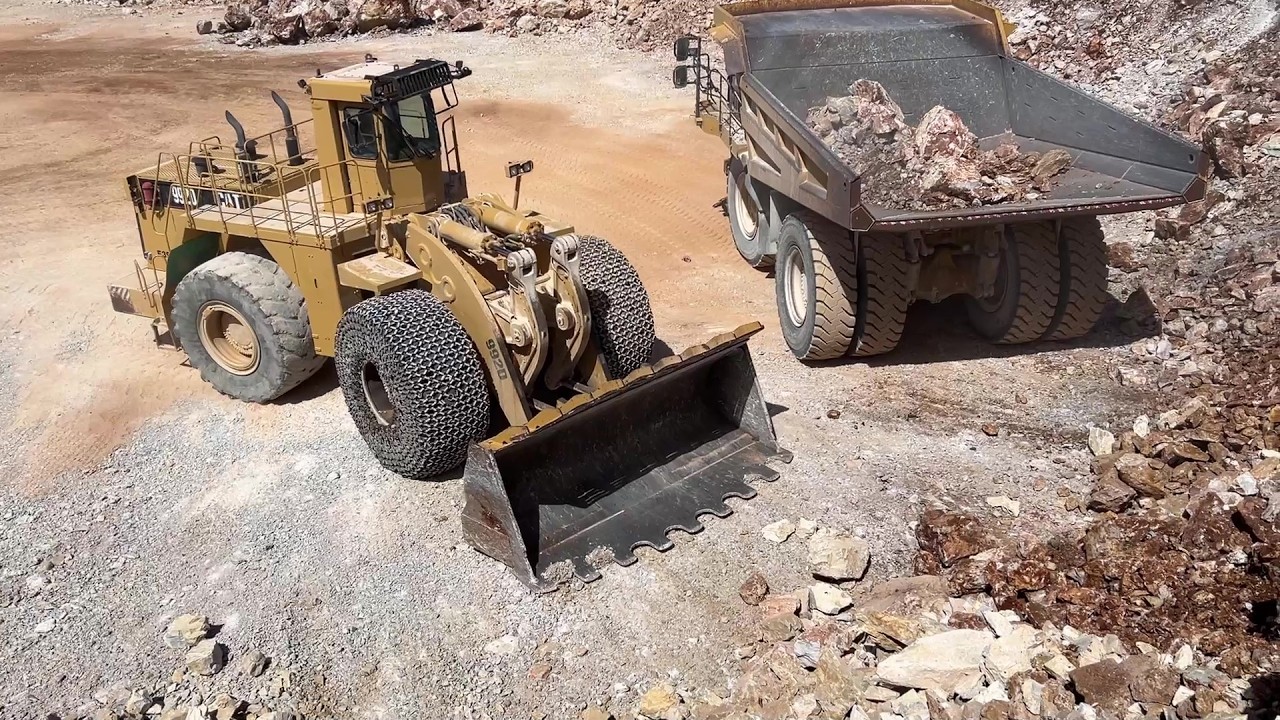 Caterpillar 992C Wheel Loader Loading Blasted Limestone On Caterpillar ...