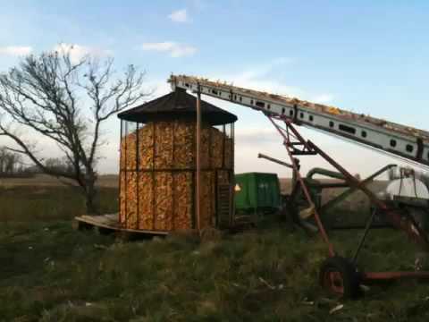 Unloading ear corn - YouTube