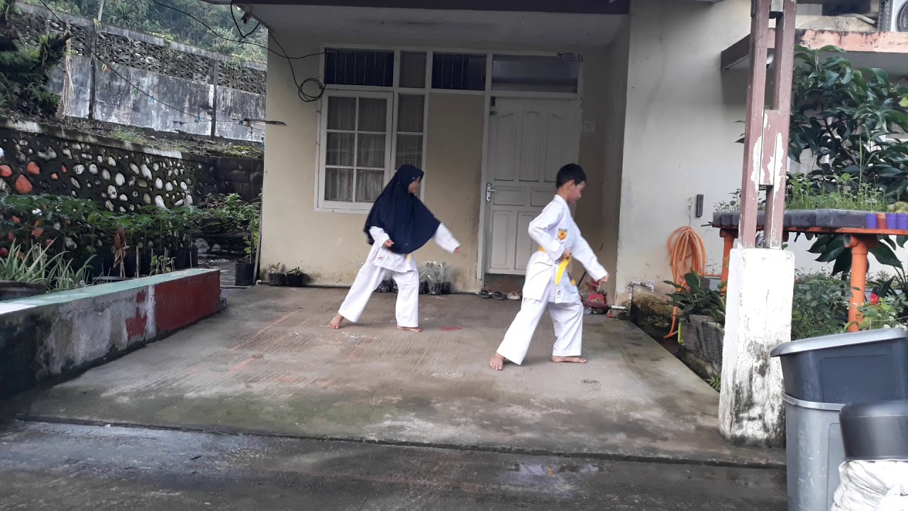 Kata 1 Karate Inkai Bersama Si-Kembar - YouTube