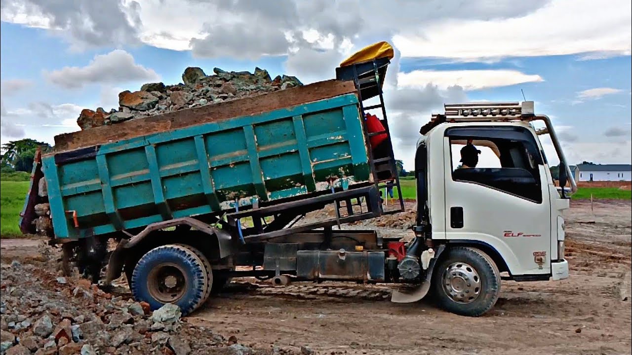 Muatan Tanah, Dump Truck ISUZU Jomplang Tanah Full Bak. - YouTube