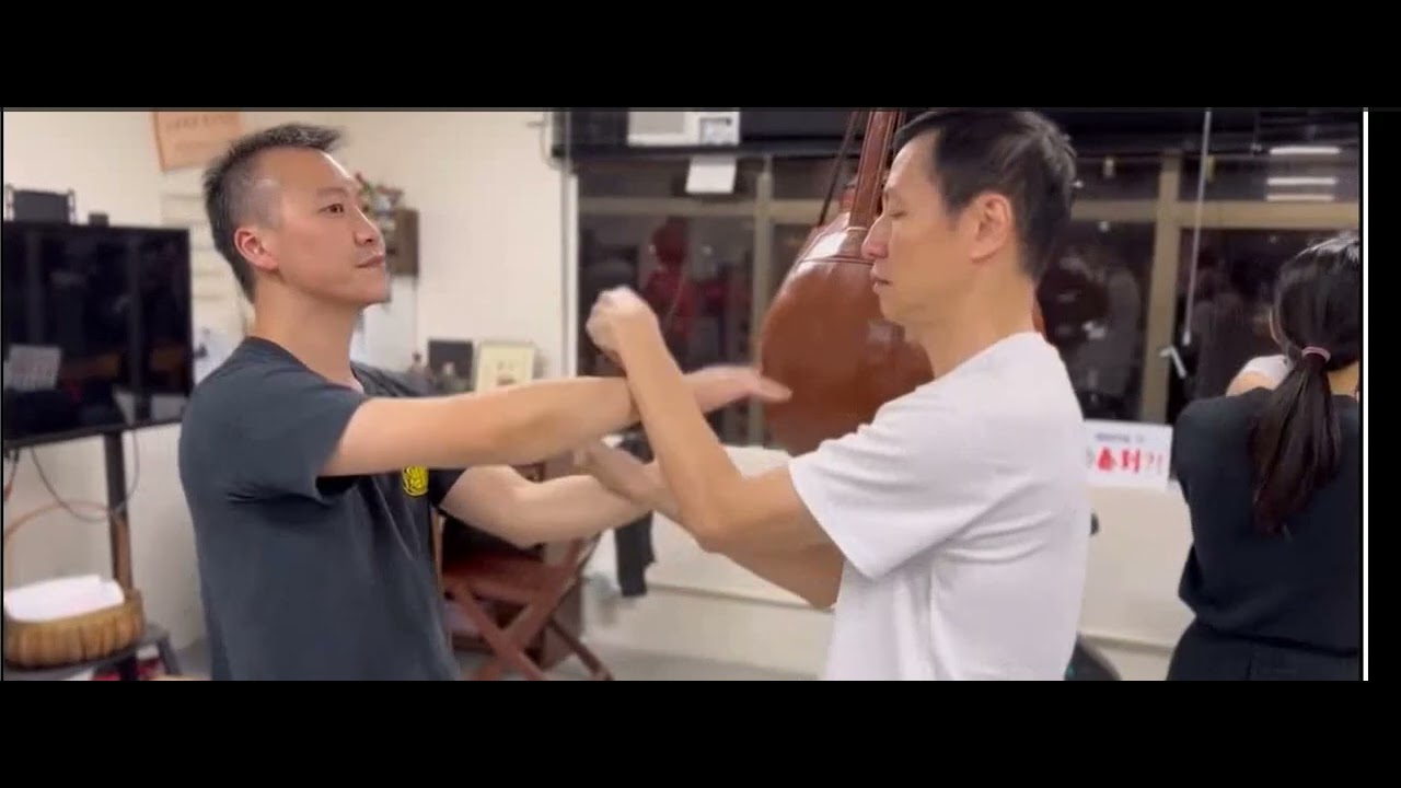 詠春 梁挺詠春 Leung Ting 羅賓師傳摸胸非禮女徒弟,在場學生見到 梁挺國際詠春 是騙人羅賓師傳 Wing Tsun Robin ...
