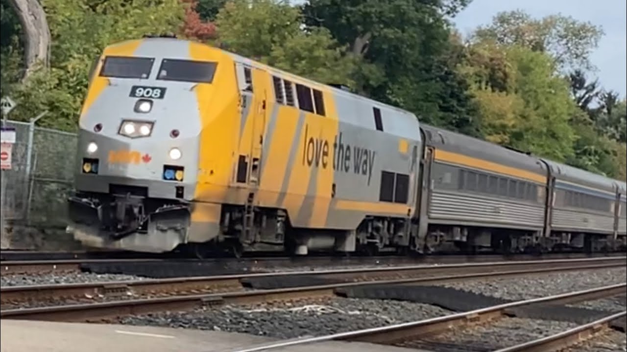 Via 73 P42 908!! Passing LP on a beautiful day!! - YouTube