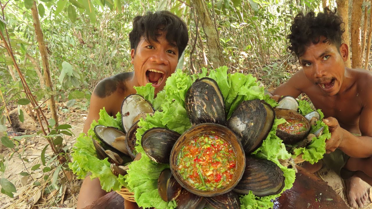 Forest Survival, Jungle life finding food to eat - YouTube