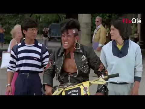 Jackie Chan repartiendo a diestro y siniestro en Barcelona en LOS SUPERCAMORRISTAS (Sammo Hung 1985)