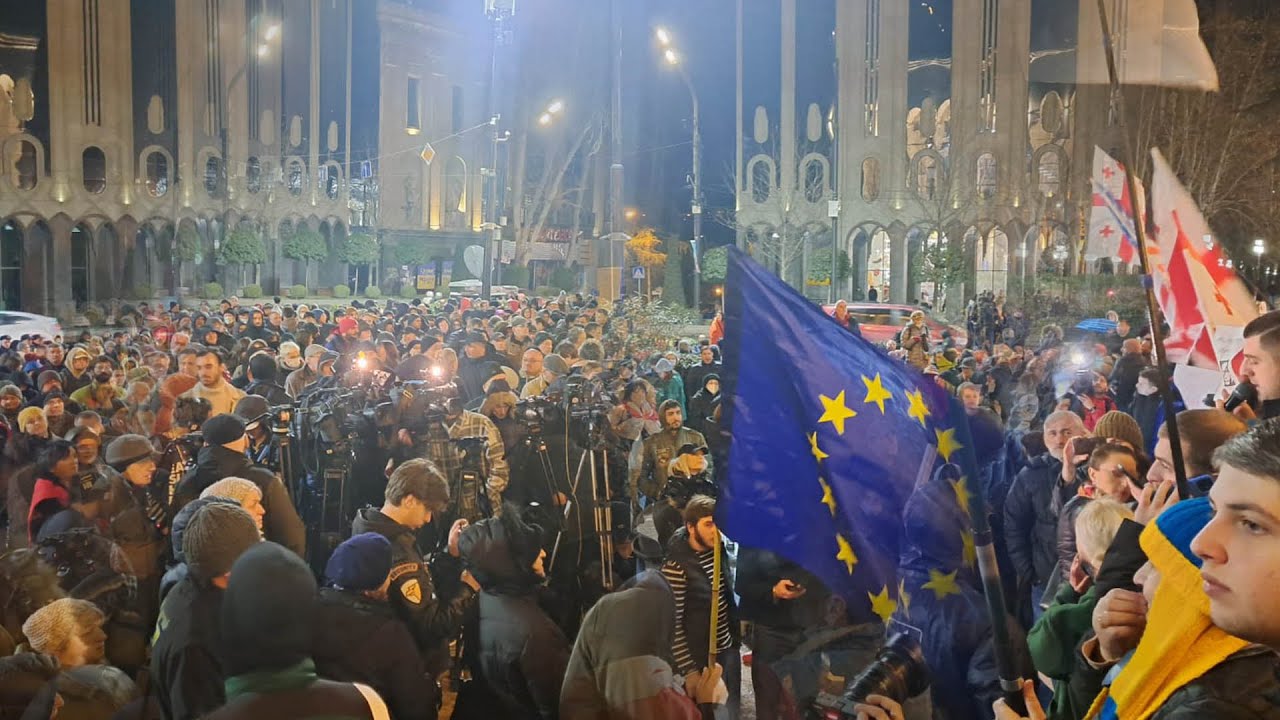 არა რუსულ კანონს პარლამენტთან აქცია საპოლიციო ძალების მობილიზების
