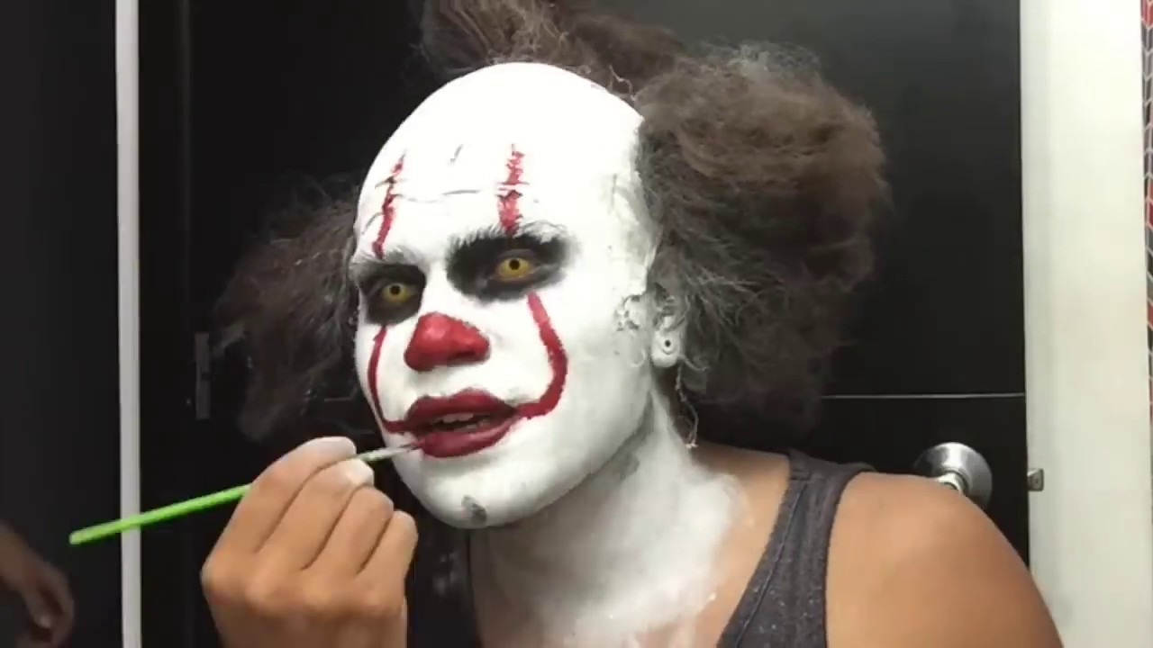 DIY IT PENNYWISE MAKEUP AND COSTUME - YouTube