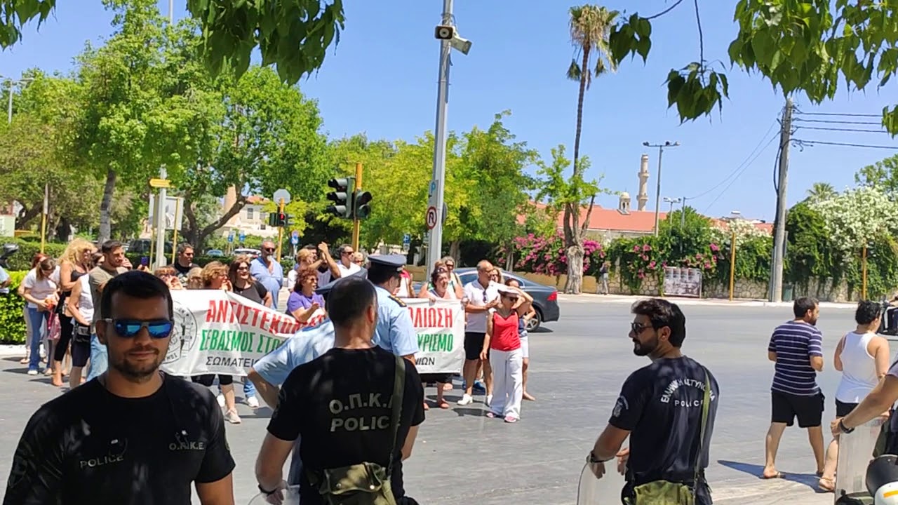 Αποδοκίμασαν τον υπουργό τουρισμού στα Χανιά - YouTube