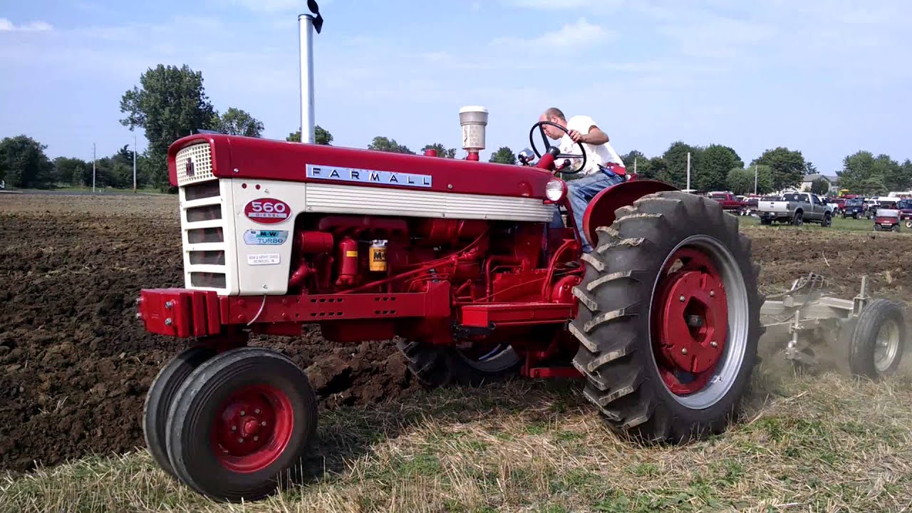 International 560D plowing - YouTube