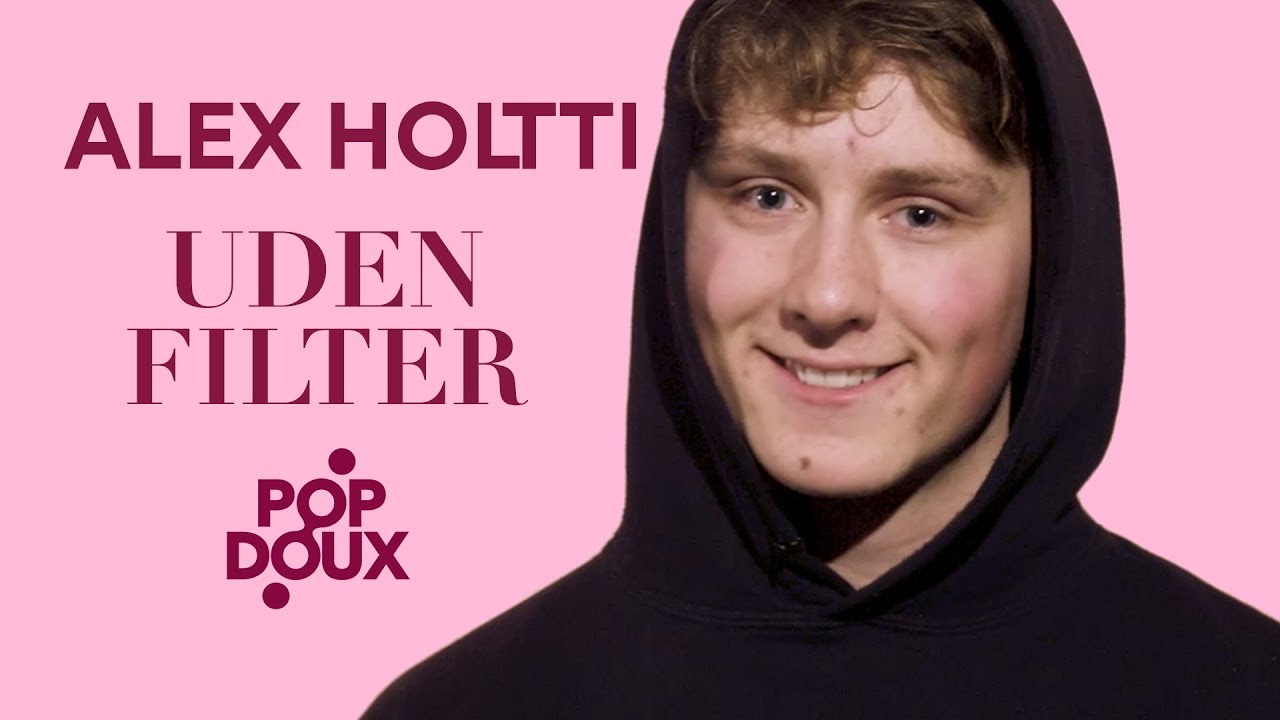 Alex Holtti fortæller om crushes, viser tatoveringer og synger Whitney ...