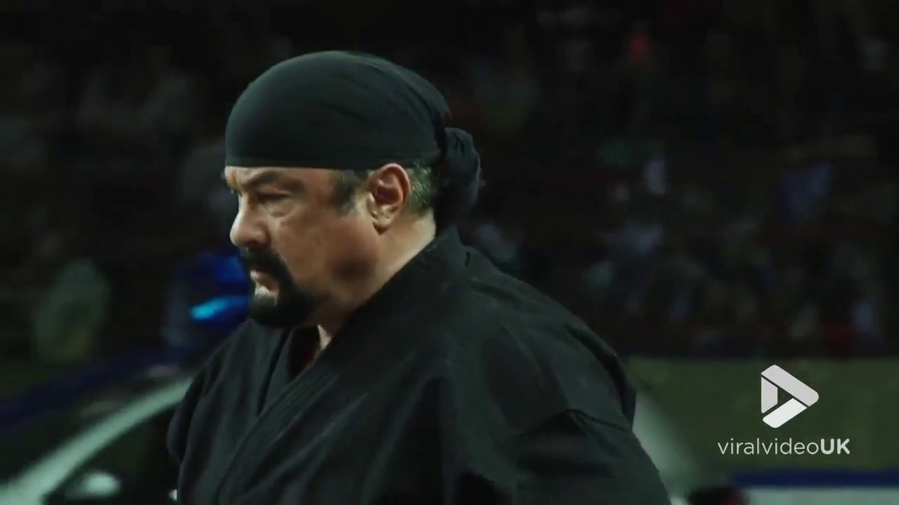 Steven Seagal shows how to fight off multiple opponents - YouTube