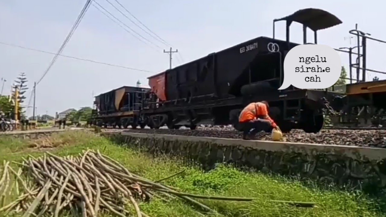 Cara Kereta Api menebar batu balas || Gerbong Khusus Batu || Bikin ...