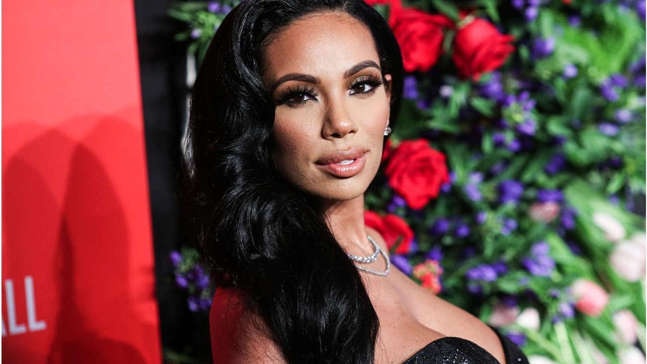ERICA MENA SHOWS FANS HOW SHE’S SCULPTING HER BODY AT HOME - YouTube