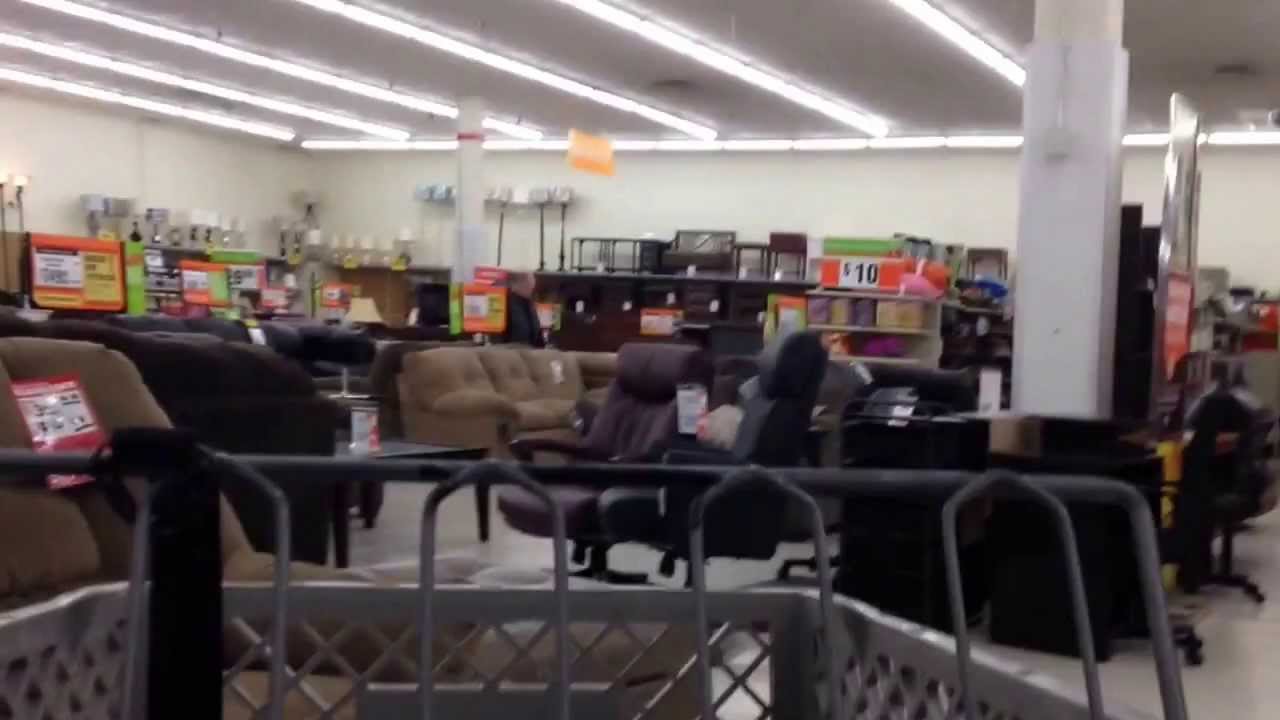Crazy Christmas kid screaming in store - YouTube