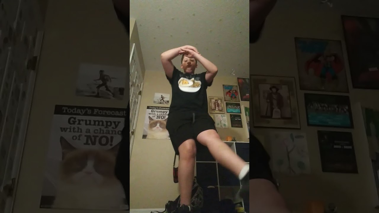 #MARCHUSANNUS day 3 of learning the kasosky kick (Russian squat dance ...