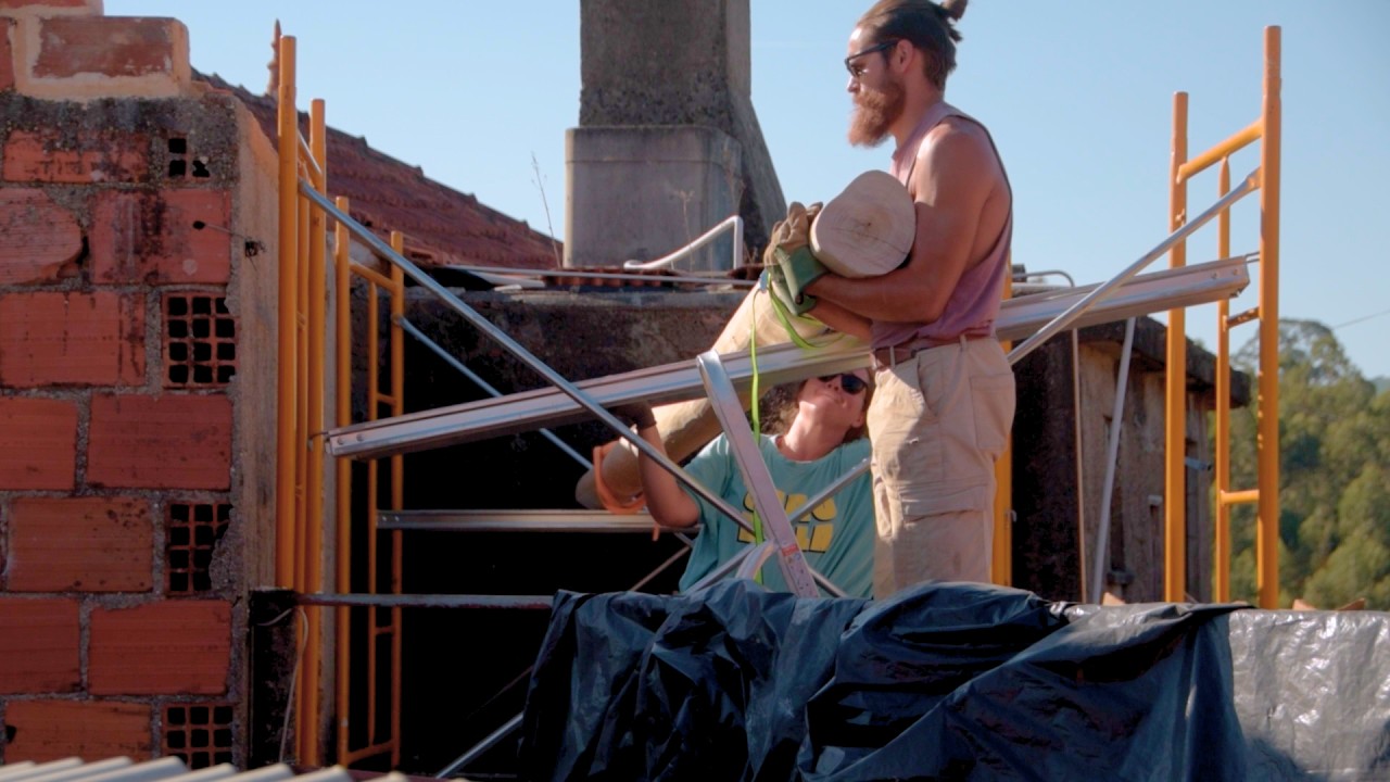 #66 Two people install a 200kg roof beam! - YouTube