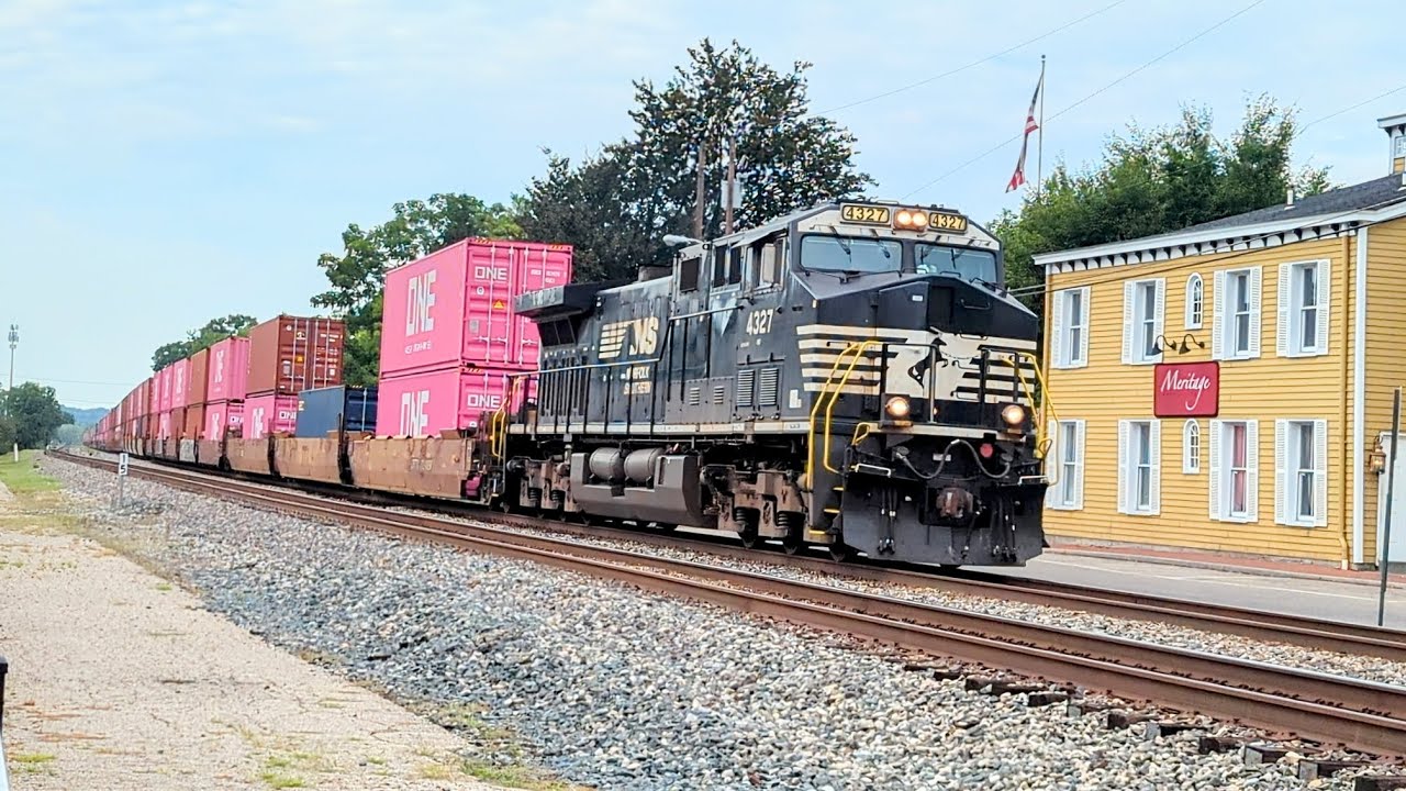 Northbound NS 262 intermodal with several empty 48' deep wells, heading ...