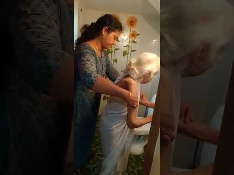 Grandma's bathing👵👵🚿🚿