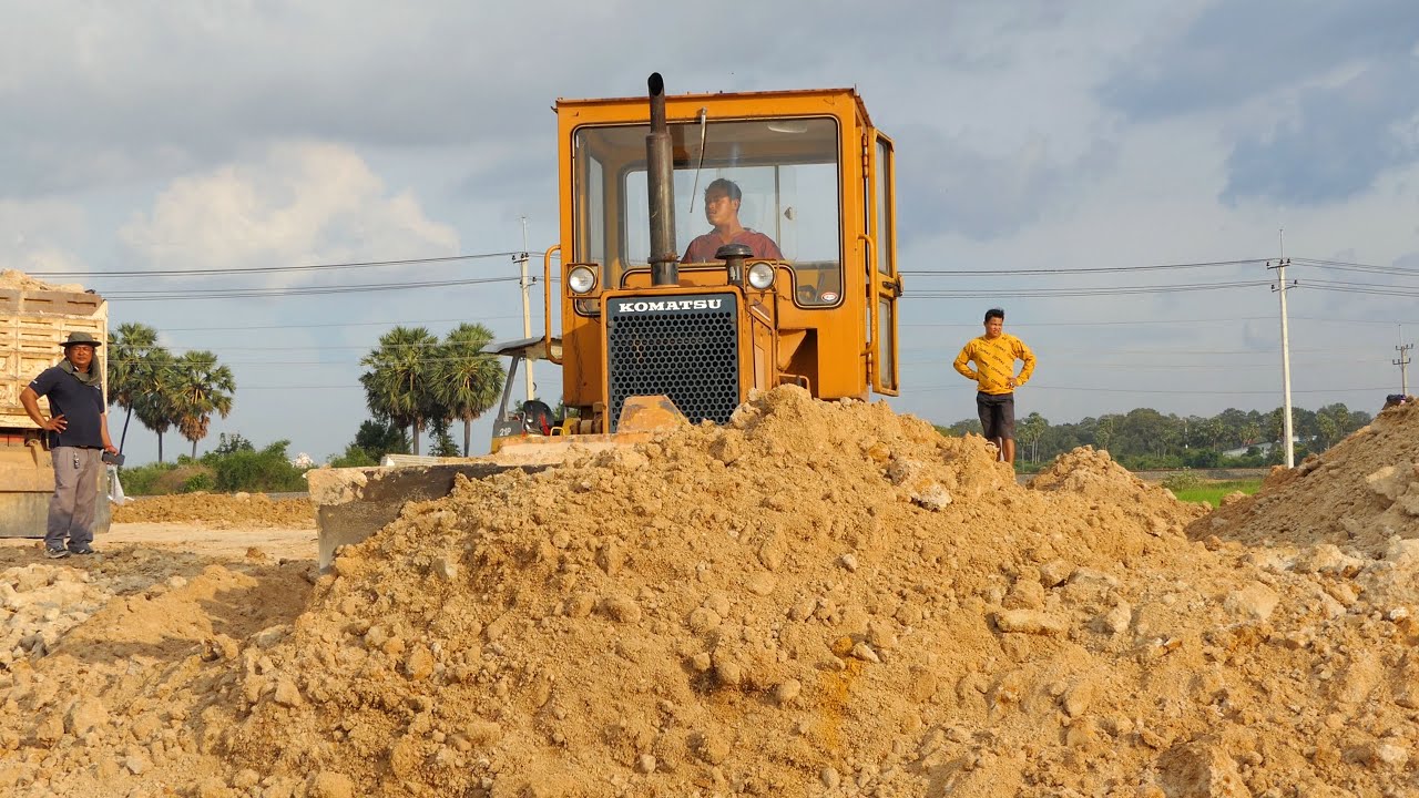 Great job! Push the ground Machine KOMATSU - YouTube