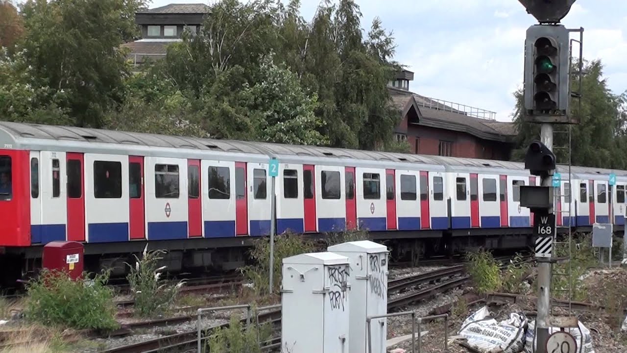 (HD) A terminating D Stock District Line train arrives at Wimbledon ...