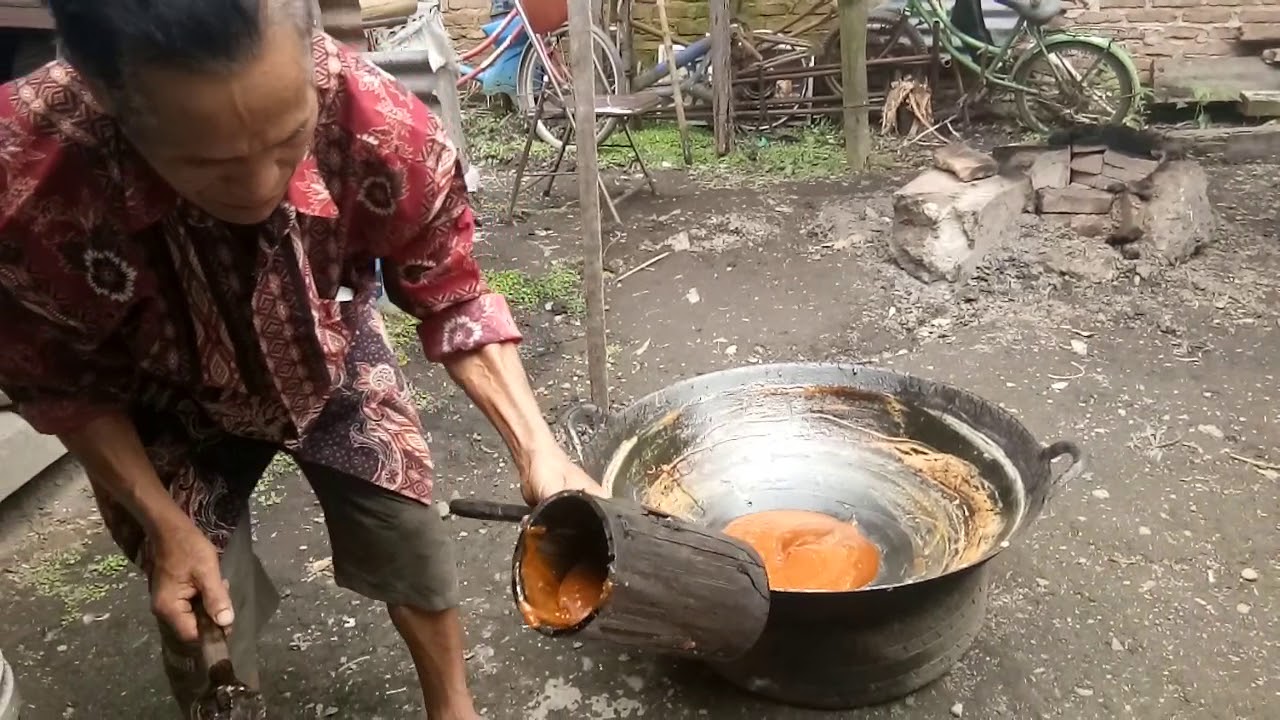 Proses Pembuatan dan Pencetakan Gula Merah (Bp. Pusen Sinulingga) - YouTube