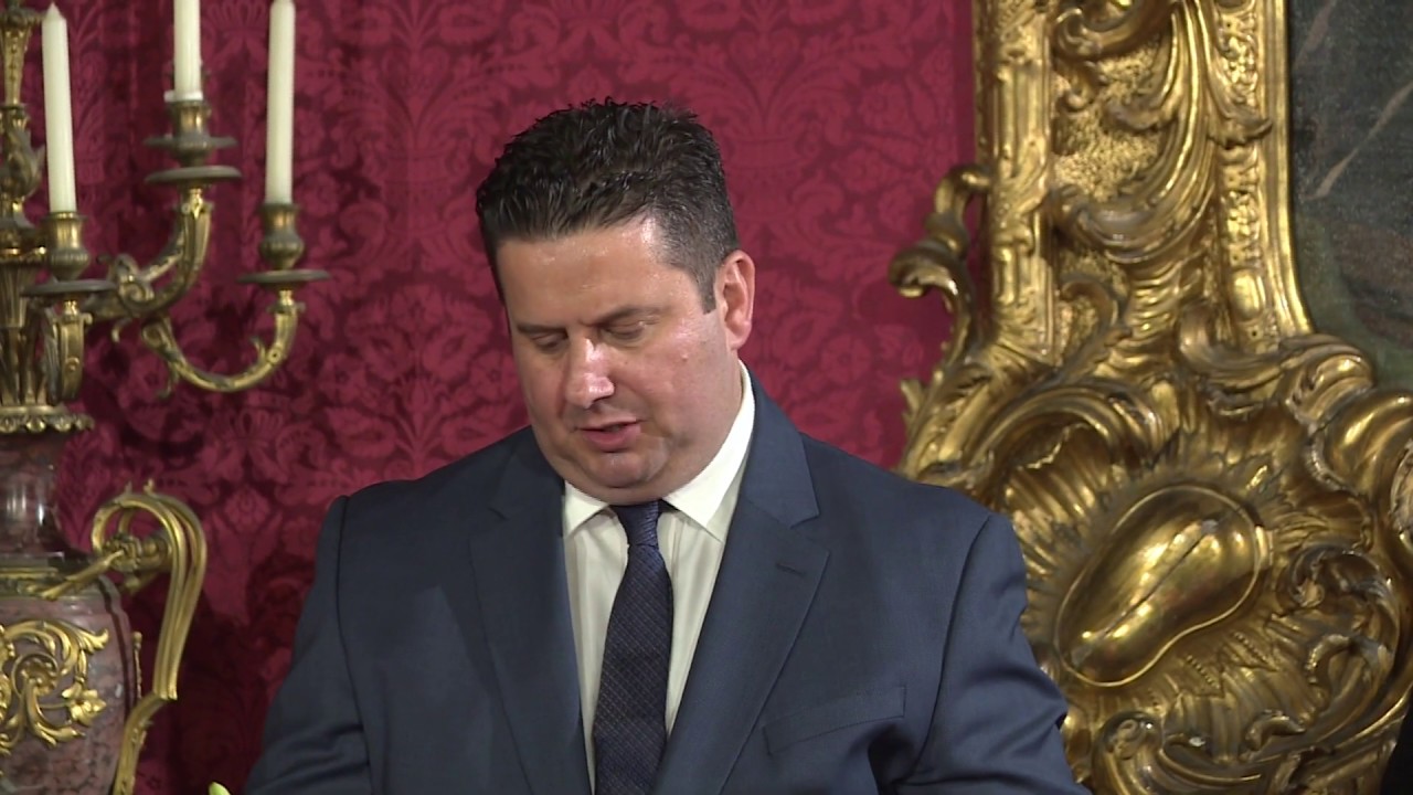 Edward Zammit Lewis jieħu l-ġurament bħala Ministru - YouTube