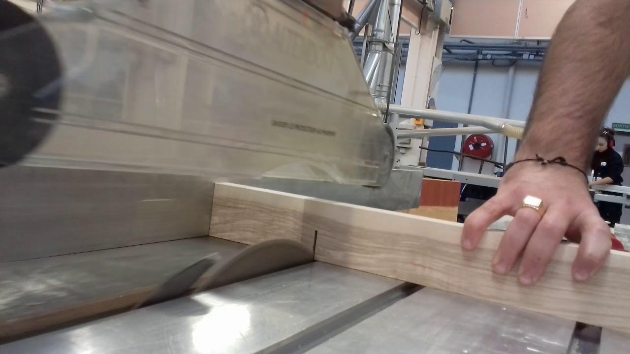 Entailles mi bois à la scie à format - YouTube