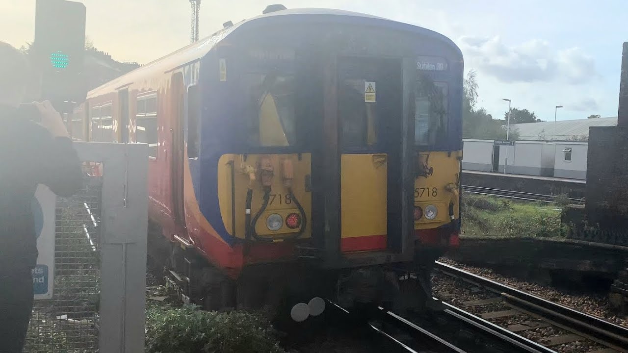 SWR Class 455's departing Clapham Junction - YouTube