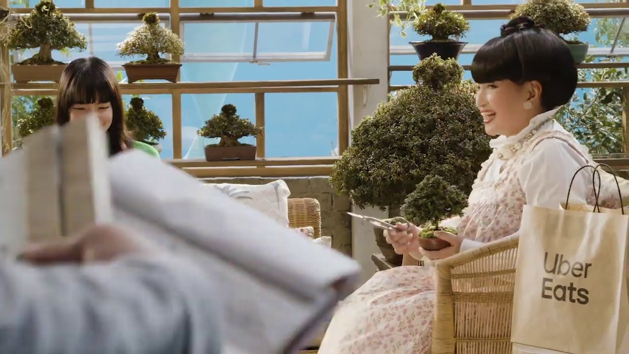 「Uber Eats」CM／小松菜奈＆黒柳徹子 メイキング - YouTube
