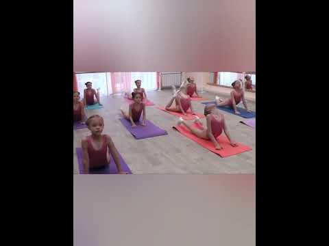 Beginner girls training ballet and stretch meninas fazendo alongamento e treino básico de movimentos