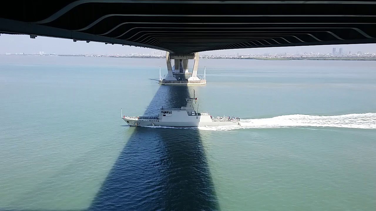 Kapal di Bawah Suramadu - KRI 627 Kerambit - YouTube