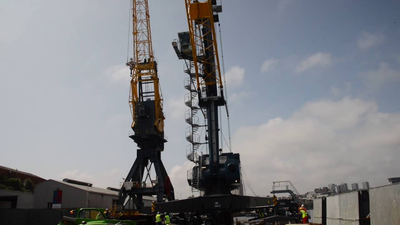 Liebherr LHM420 harbour crane - YouTube