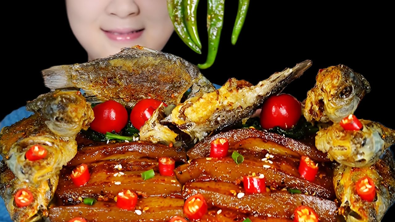 Eating braised pork belly and crispy fried fish, Home-cooked meals ...