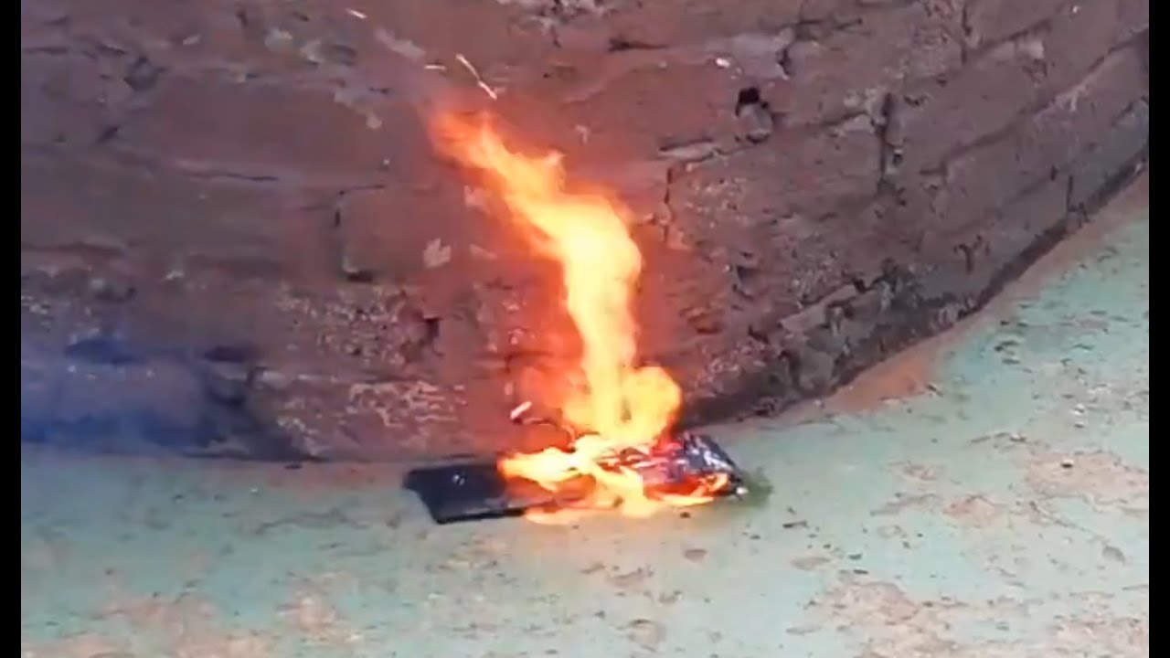 Laptop Battery Shooting/Exploding Like a Rocket! - YouTube