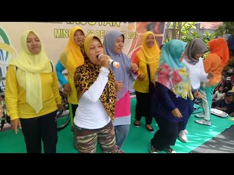 IBU LURAH DAN IBU-IBU RW JOGED DI PEMBUKAAN LURAH CUP 2