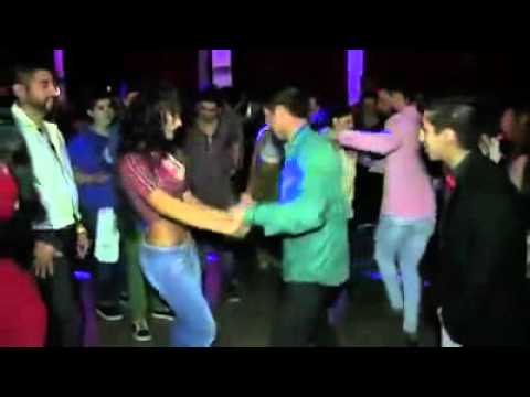 Latina bailando bachata