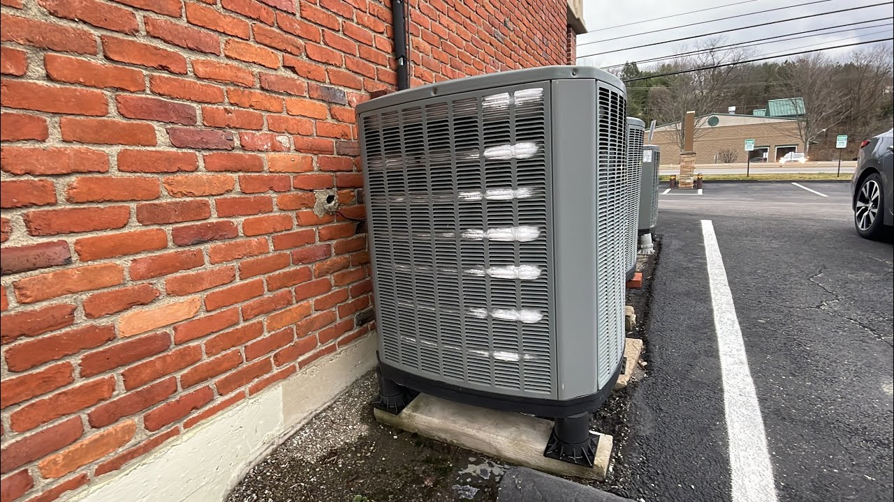EXTREMELY Frozen 2007 4 Ton Trane XR13 Running in Heat Mode - YouTube