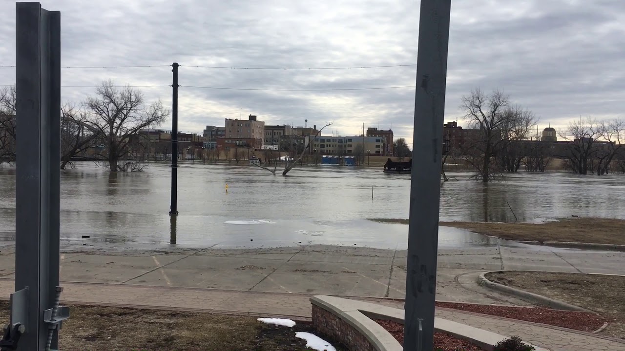 Red River Has Crested At Greater Grand Forks - YouTube