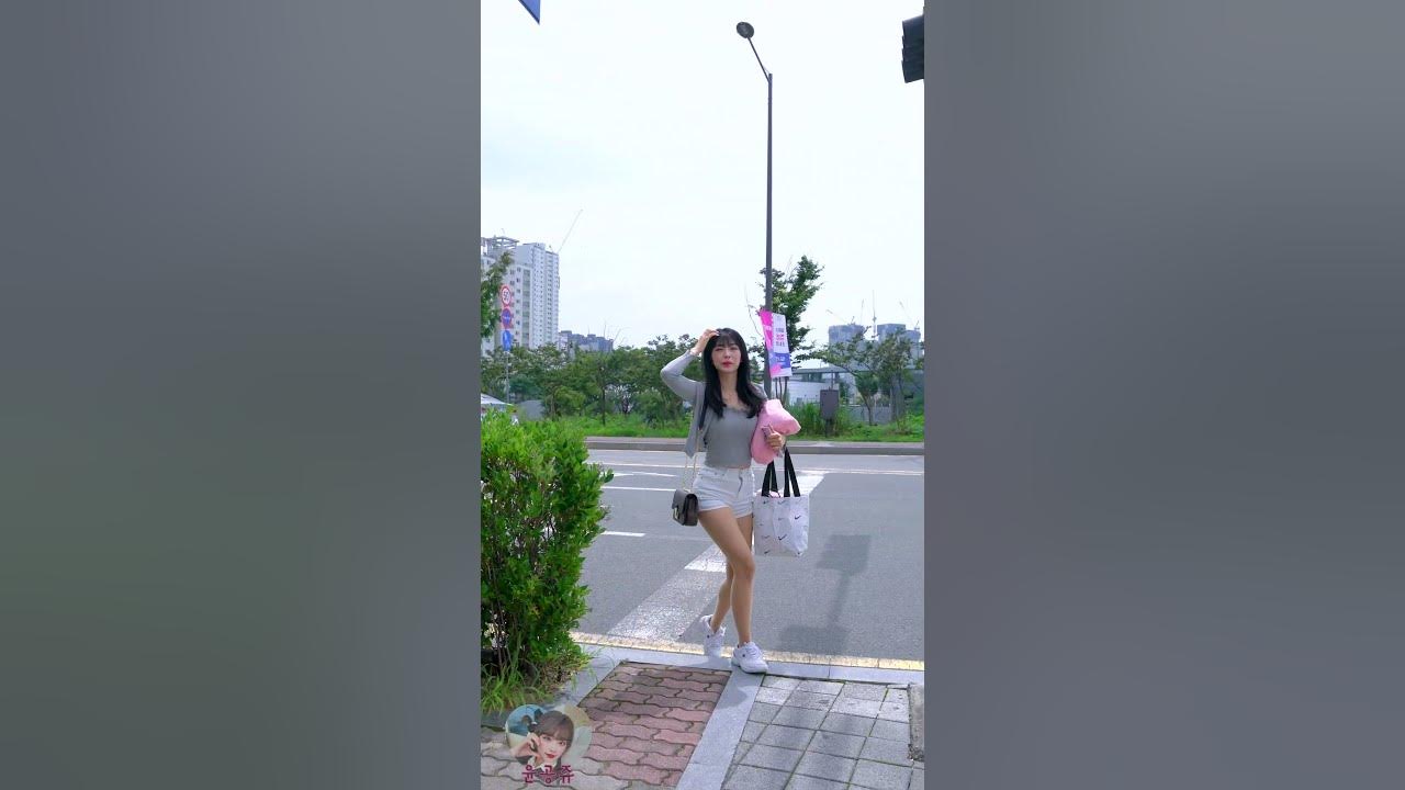 [4K] 눈이부신 천소윤(Chun So-yun)치어리더 출근길 - YouTube