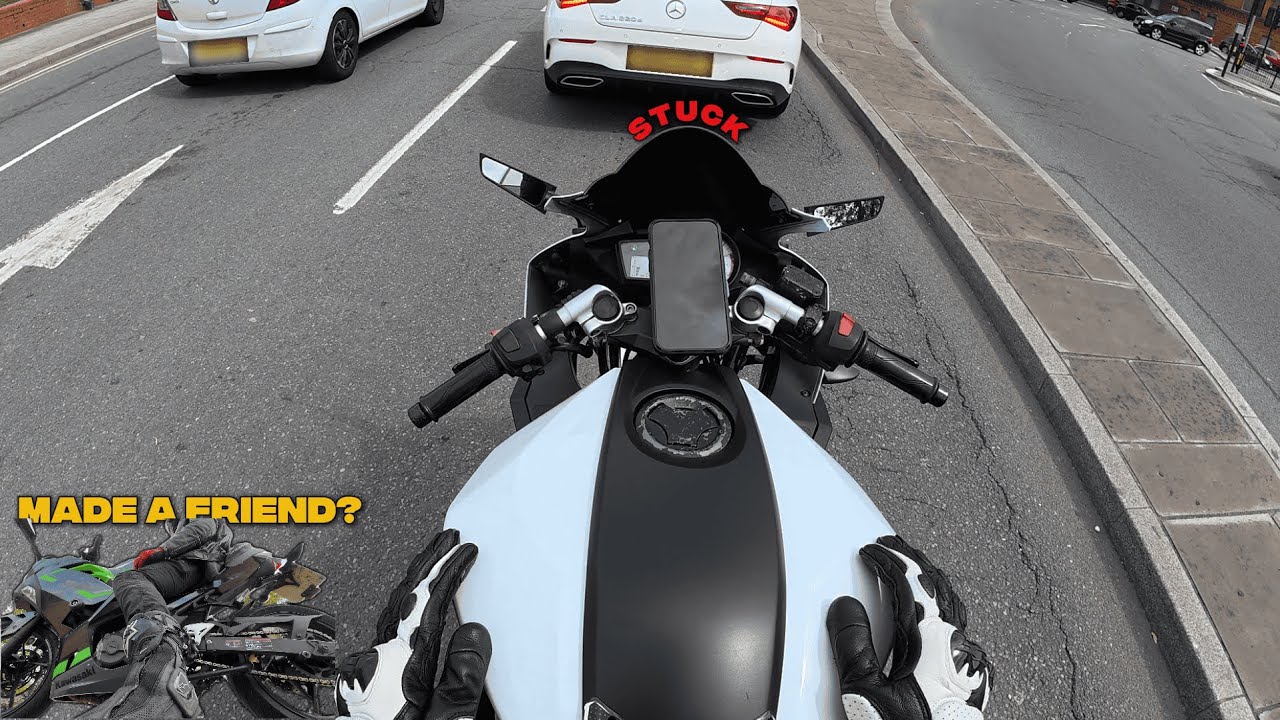 Tackling UK Town Traffic on a Crashed Yamaha R125 - YouTube