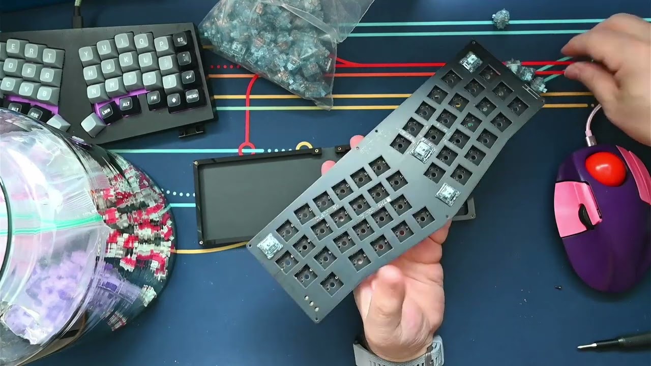 Lain, a nice Alice type 40% keyboard. - YouTube