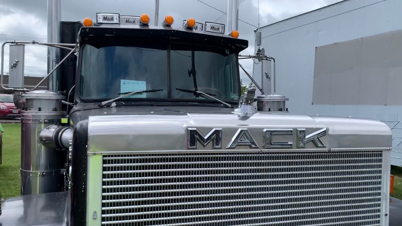 Ohio vintage truck show Lots of Mack's !! - YouTube