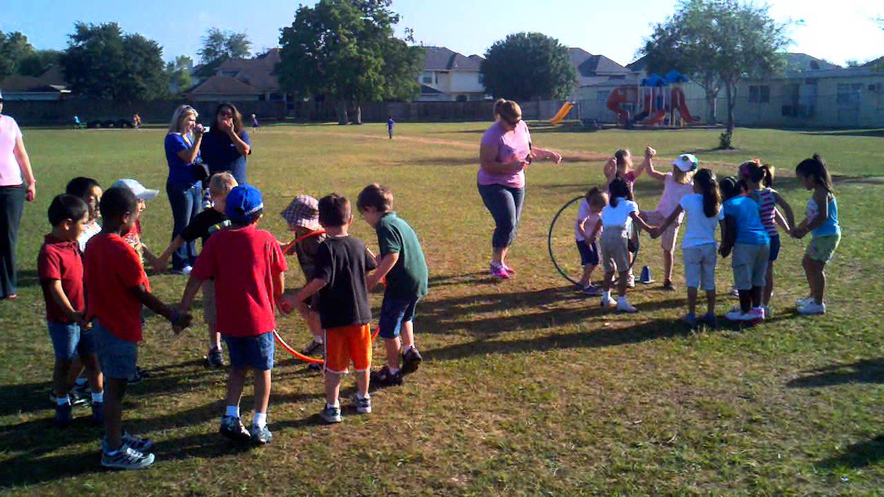 Caed Field Day Hula Hoop Race Girls B - YouTube
