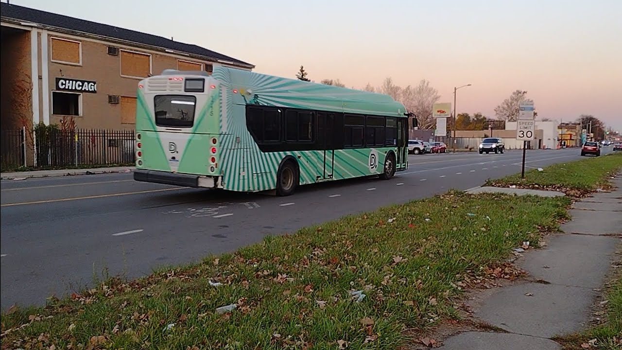 Eastbound DDOT bus 1715 XD40 NFI 2017 on Route 15 Chicago-Davison to ...