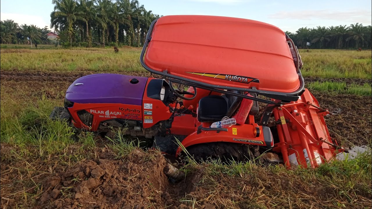 Traktor besar, bajak sawah tumbang!!!! ganti Traktor kecil ...