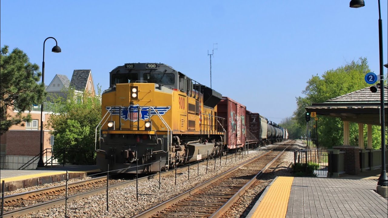 UP 9010 leads CPKC 247 past Deerfield with a killer K5LLA - YouTube