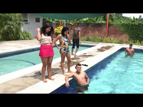 Las Chicas Accion Listas para la Batalla / Entre Los Chicos