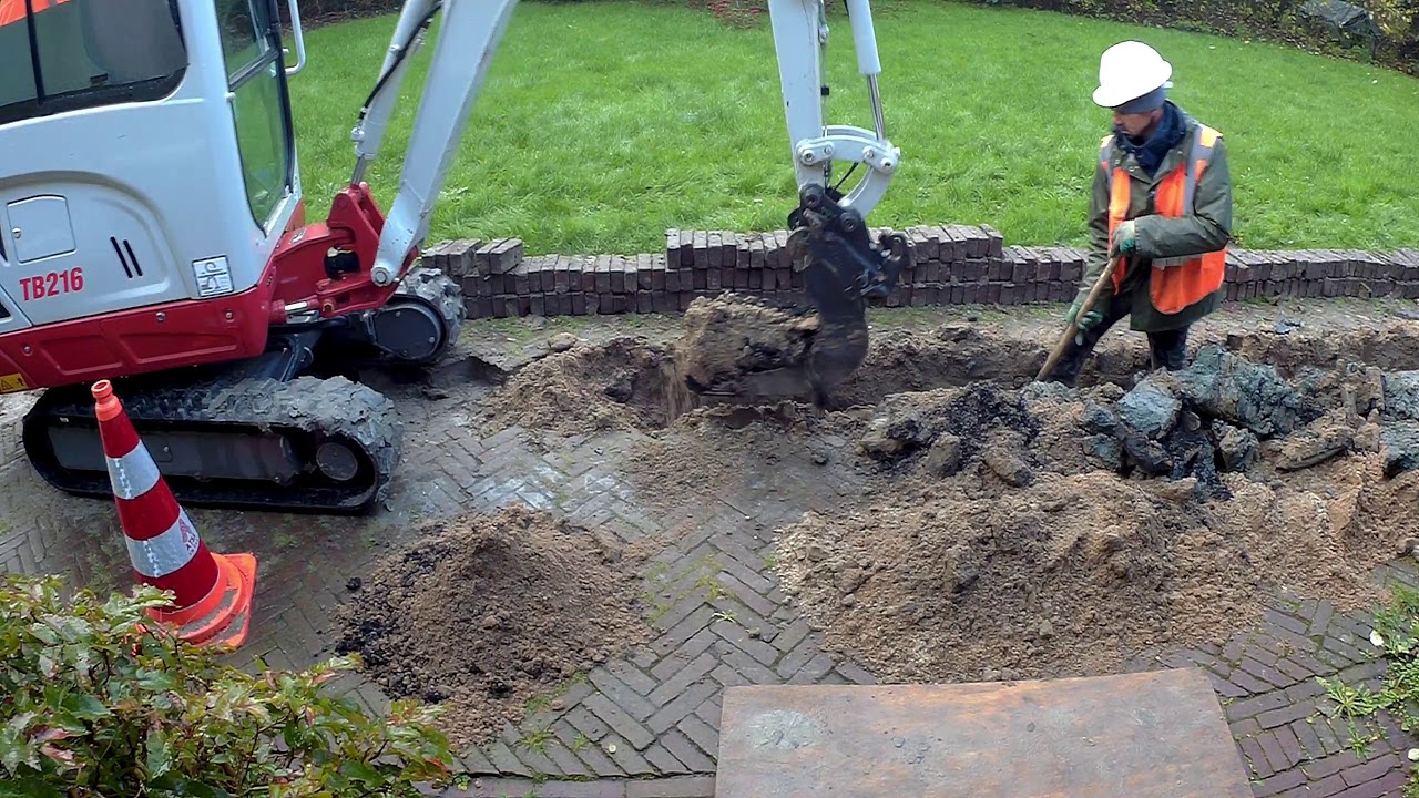 Digging A Trench For Fiber Optic Cable Ceramstraat Groningen | Aanleg ...