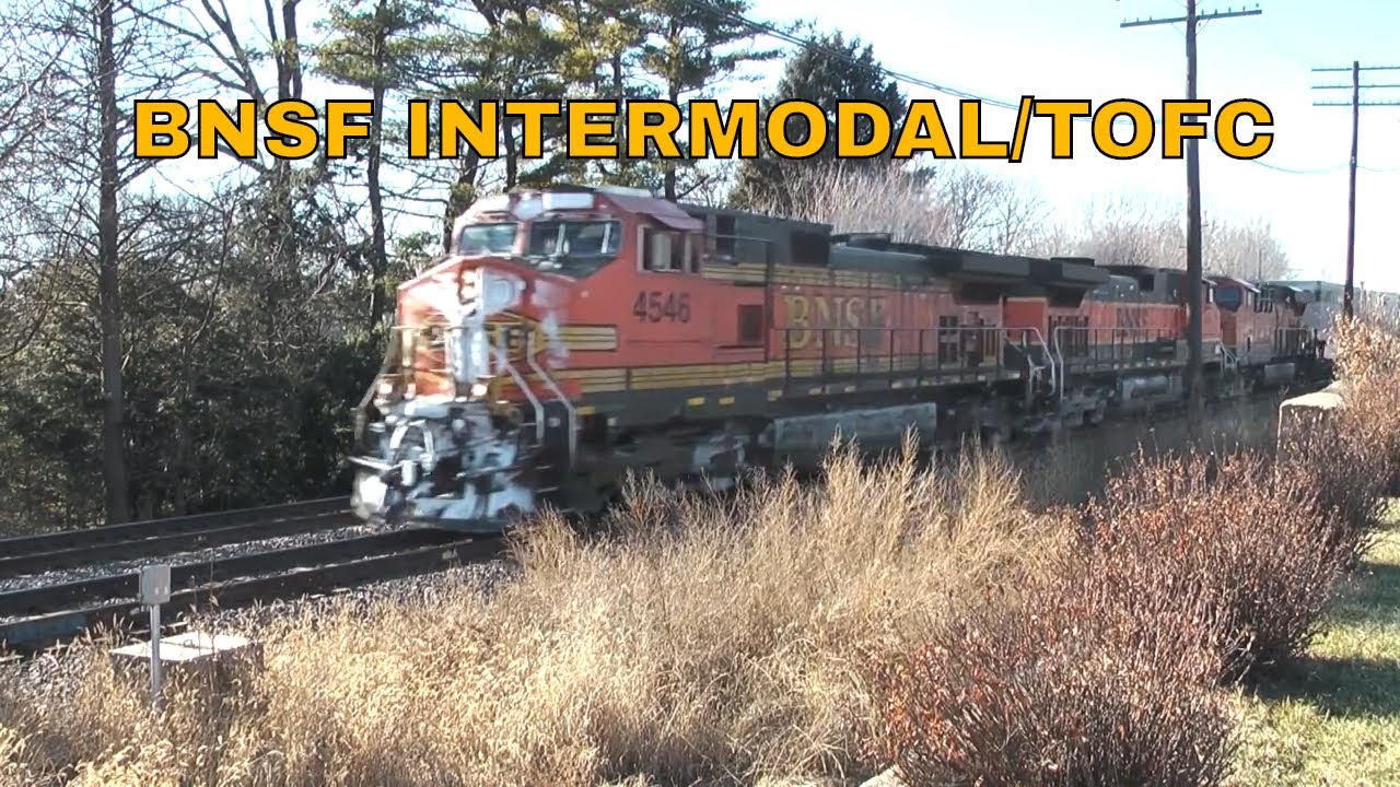 BNSF 4546 Leads a TOFC/Intermodal Train East at Rochelle,IL - YouTube