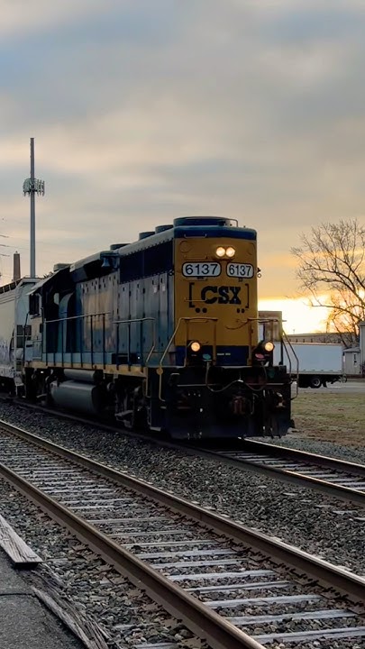 CSX GP40-2 6137 Leading CSX L-377! - YouTube