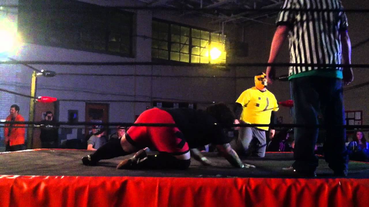 "I Am Wrestling" Zane Riley vs. the Yellow Machizmo - YouTube